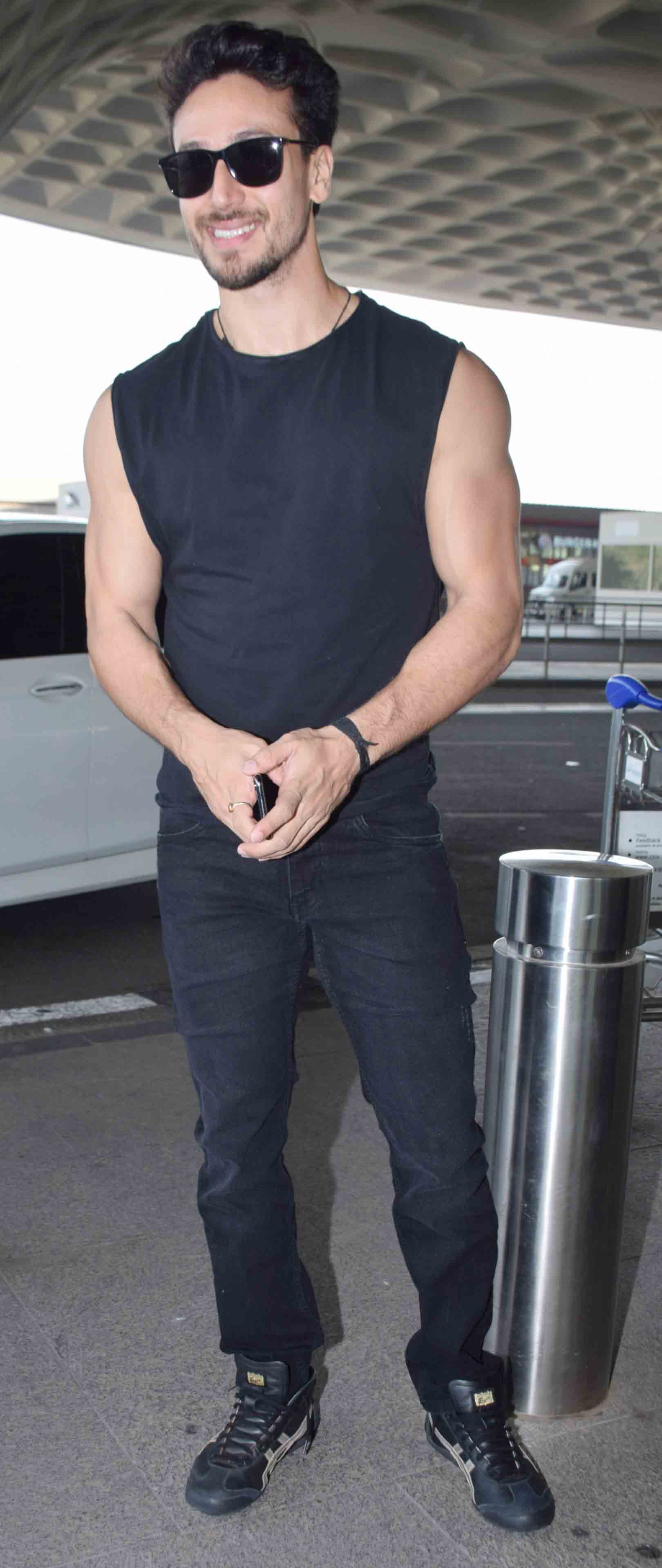 'Baaghi 2' actor Tiger Shroff makes a swag entry at airport | People News