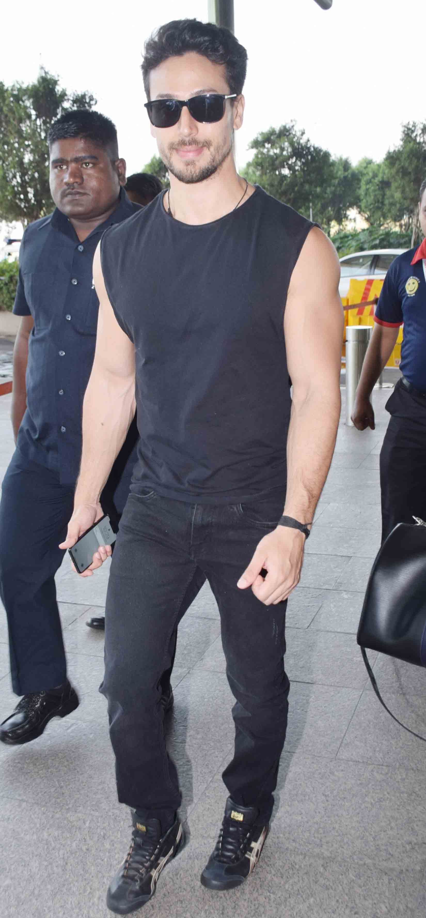 'Baaghi 2' actor Tiger Shroff makes a swag entry at airport | People News