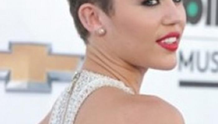 Miley Cyrus, assistant tattoo each other | Beauty/Fashion News | Zee News