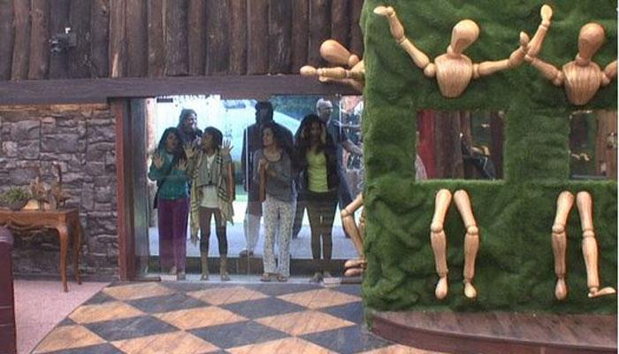 'Bigg Boss 8': Deepshikha's team set to enter new house! | Television ...