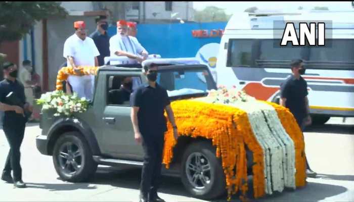 PM Narendra Modi rides India-made Mahindra Thar SUV during Ahmedabad ...