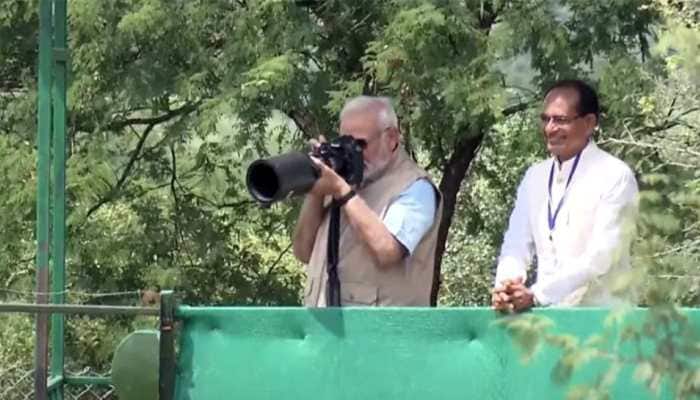 Is viral photo of PM Modi holding camera with lens cap fake? Madhya ...
