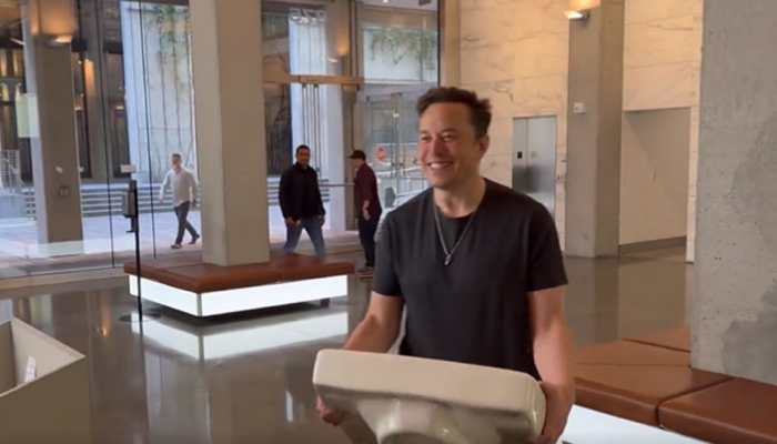Elon Musk enters Twitter headquarters carrying a sink, ahead of Friday ...