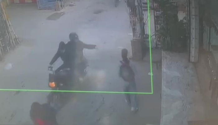 Bike-borne men throw acid on schoolgirl in Delhi's Dwarka, Kejriwal ...