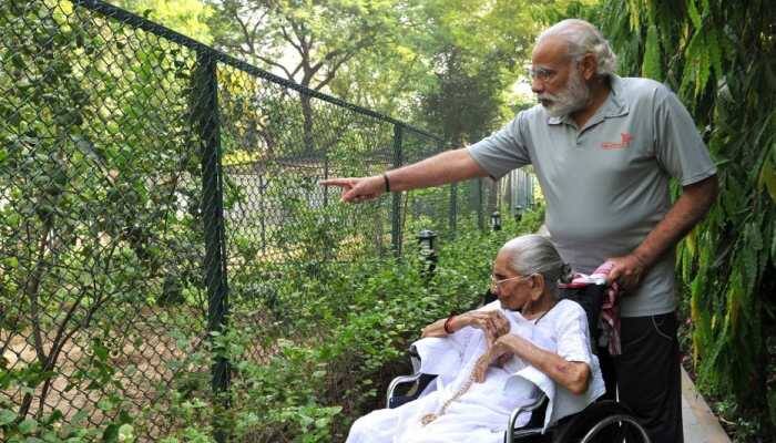 5 PICS that show PM Modi's STRONG BOND with mother Heeraben Modi ...