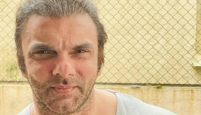 Sohail Khan helps woman who suffers injury on street, rushes her to hospital, watch video ...