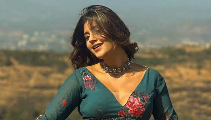 Kacha Badam fame Anjali Arora Fun Dance In Mini Skirt On Streets Of Russia Goes Viral | People ...