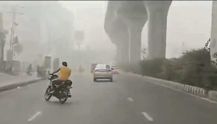 Smog Crisis in Pakistan: AQI Surges Past 2000 in Multan, Lockdowns ...