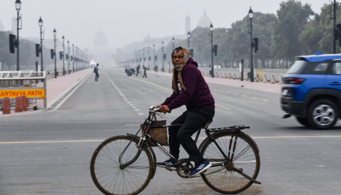 Weather Update: Dense Fog Envelops Delhi, Temperature Drops To 7.4 Degrees, Air Quality ...