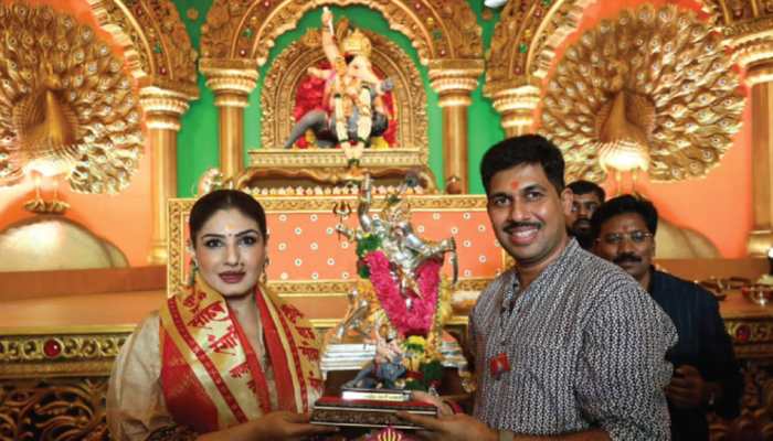 Ganeshotsav 2025: Raveena Tandon Visits Shrimant Bhausaheb Rangari ...