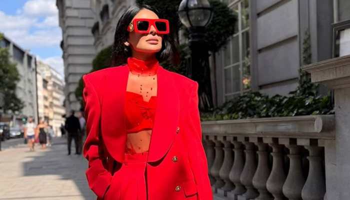 Meet Top Actress Who Debuted In Dev Anand Film At 18, Today Is Highest ...