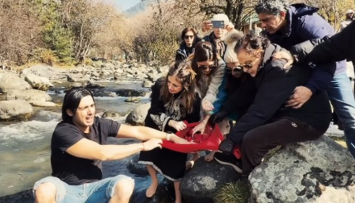 Zarine Khan’s Asthi Visarjan: Son Zayed Khan And Husband Sanjay Khan ...