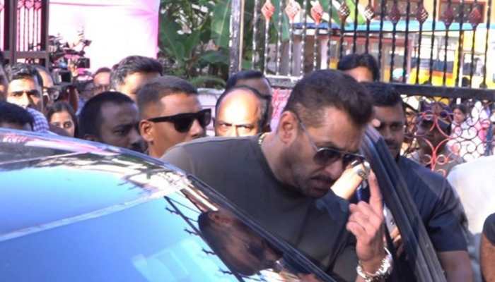 Salman Khan Votes In Mumbai As BMC Polling Continues, Flaunts Inked ...