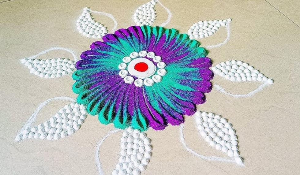 Holi Decoration Rangoli Designs 2025: Beautiful And Trendy Rangoli ...